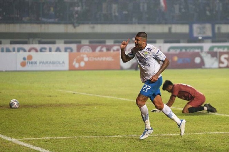 Persib Menang 3-1, Ciro Alves Cetak Gol Debut - Metrum